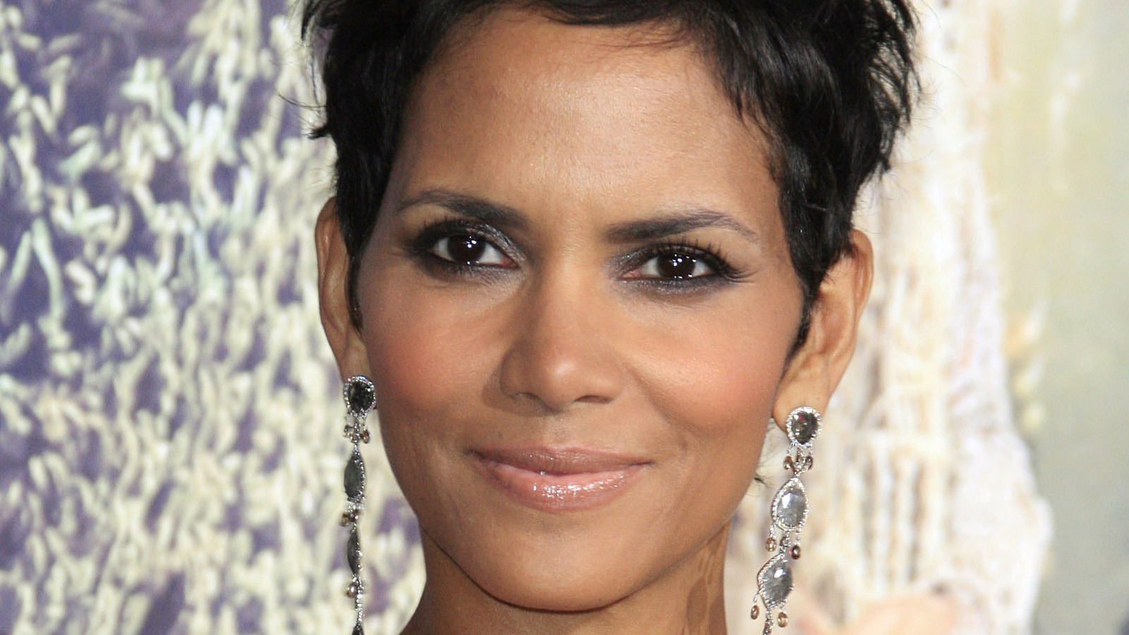 Halle Berry Profile, Age, Height, Family, Husband, Affair, Biography