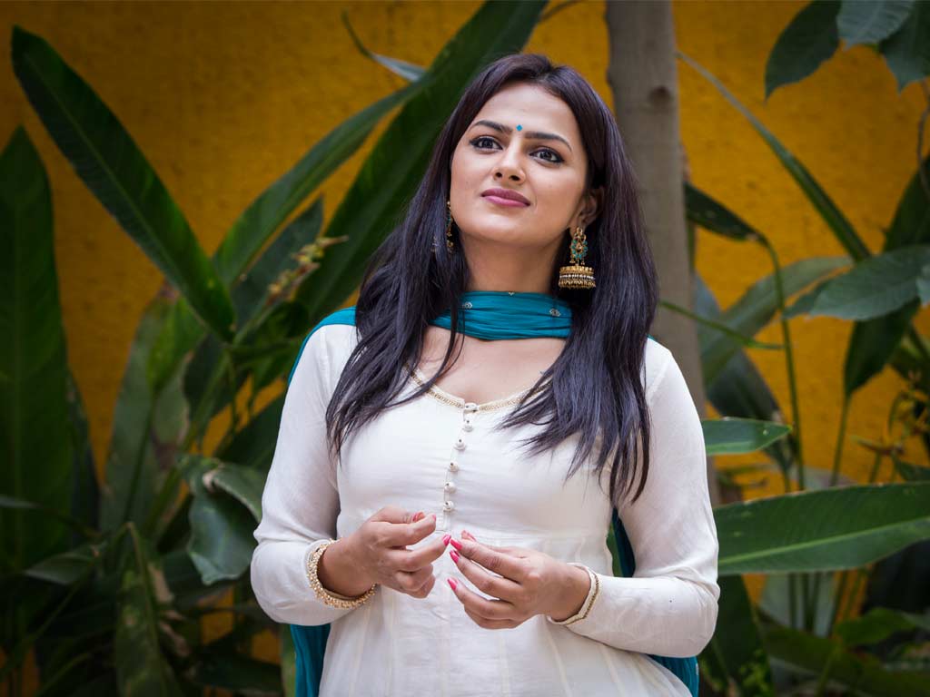 Shraddha Srinath Profile, Age, Height, Family, Affairs, Biography